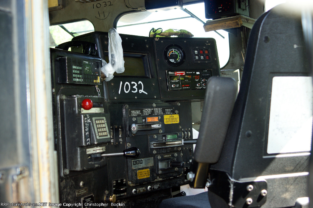 IC 1032 control stand